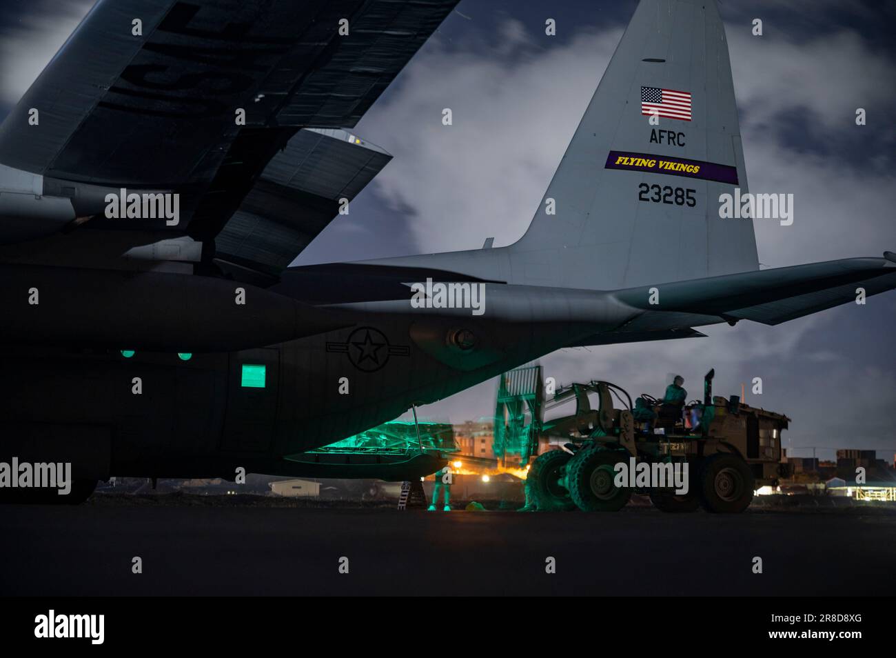 Il carico viene scaricato da un C-130H assegnato al 75th° Squadrone di ...