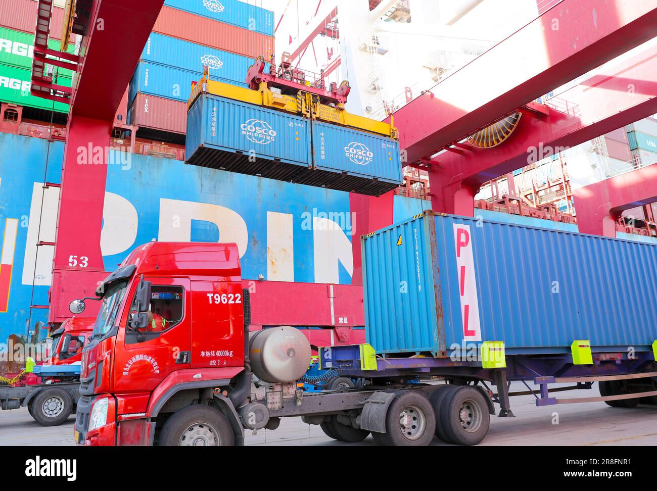 QINGDAO, CINA - 21 GIUGNO 2023 - Una nave da carico carica il carico al ...