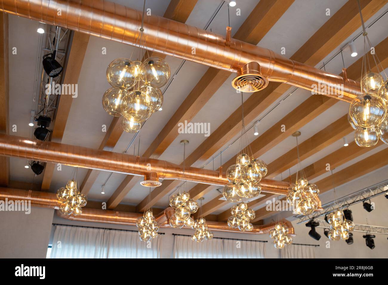 Sistema di ventilazione color rame, tipo aperto. Soffitto in stile loft ...