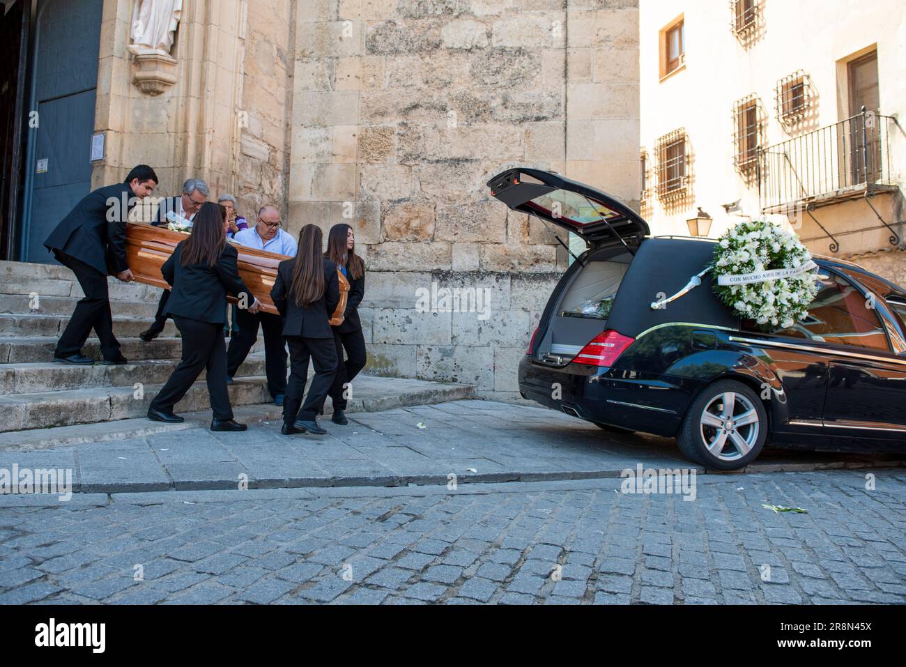 Relatives and acquaintances carry the coffin of Carmen Martínez ...