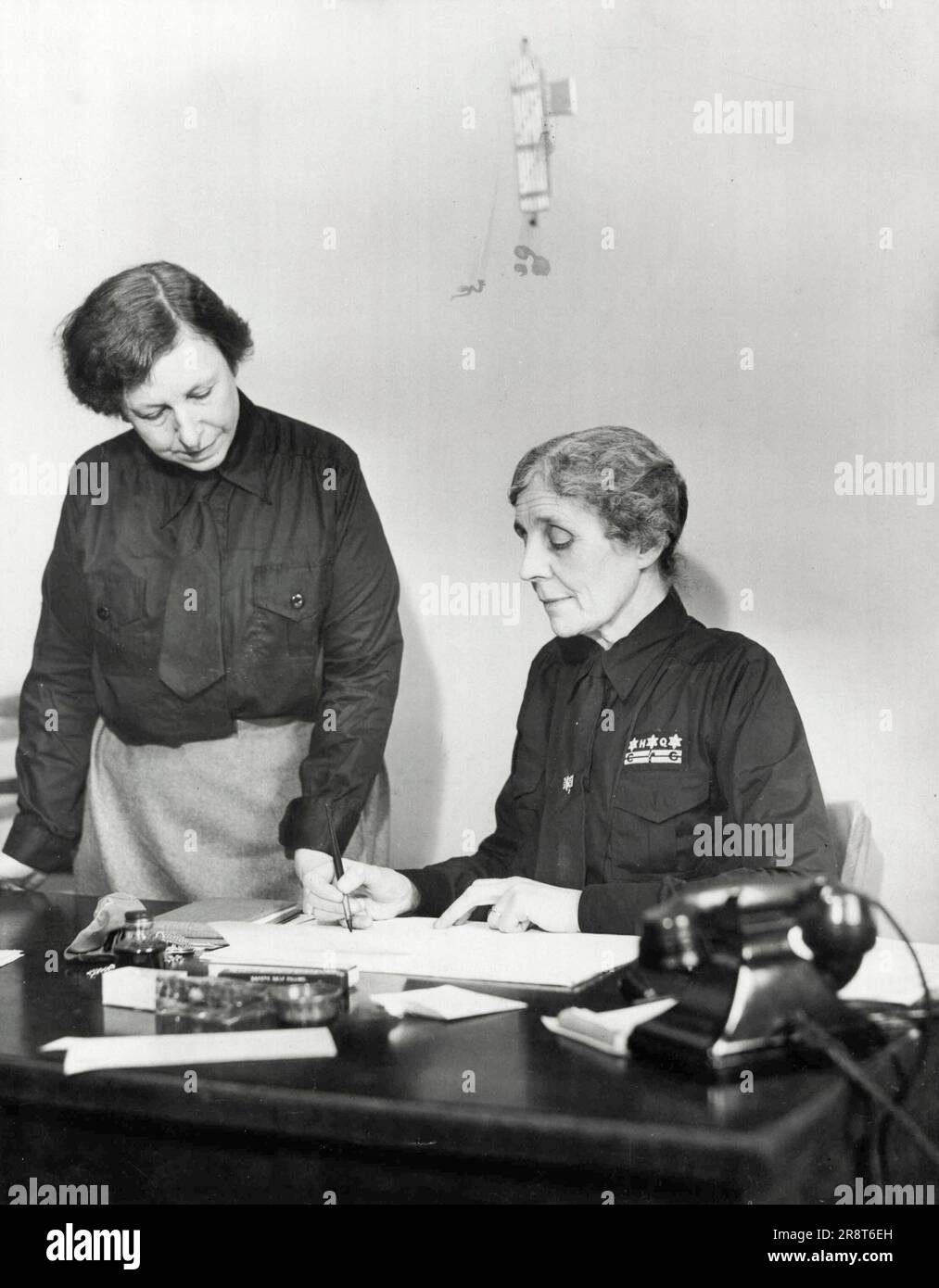 Lady Mosley, e Miss Richardson che sta formando una nuova sede del Club ...