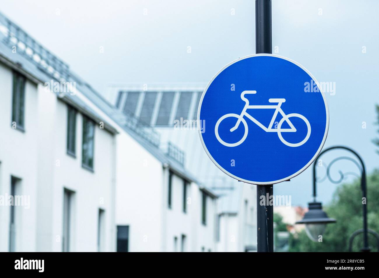 Segnaletica stradale blu o segnaletica della pista ciclabile tra nuovi ...