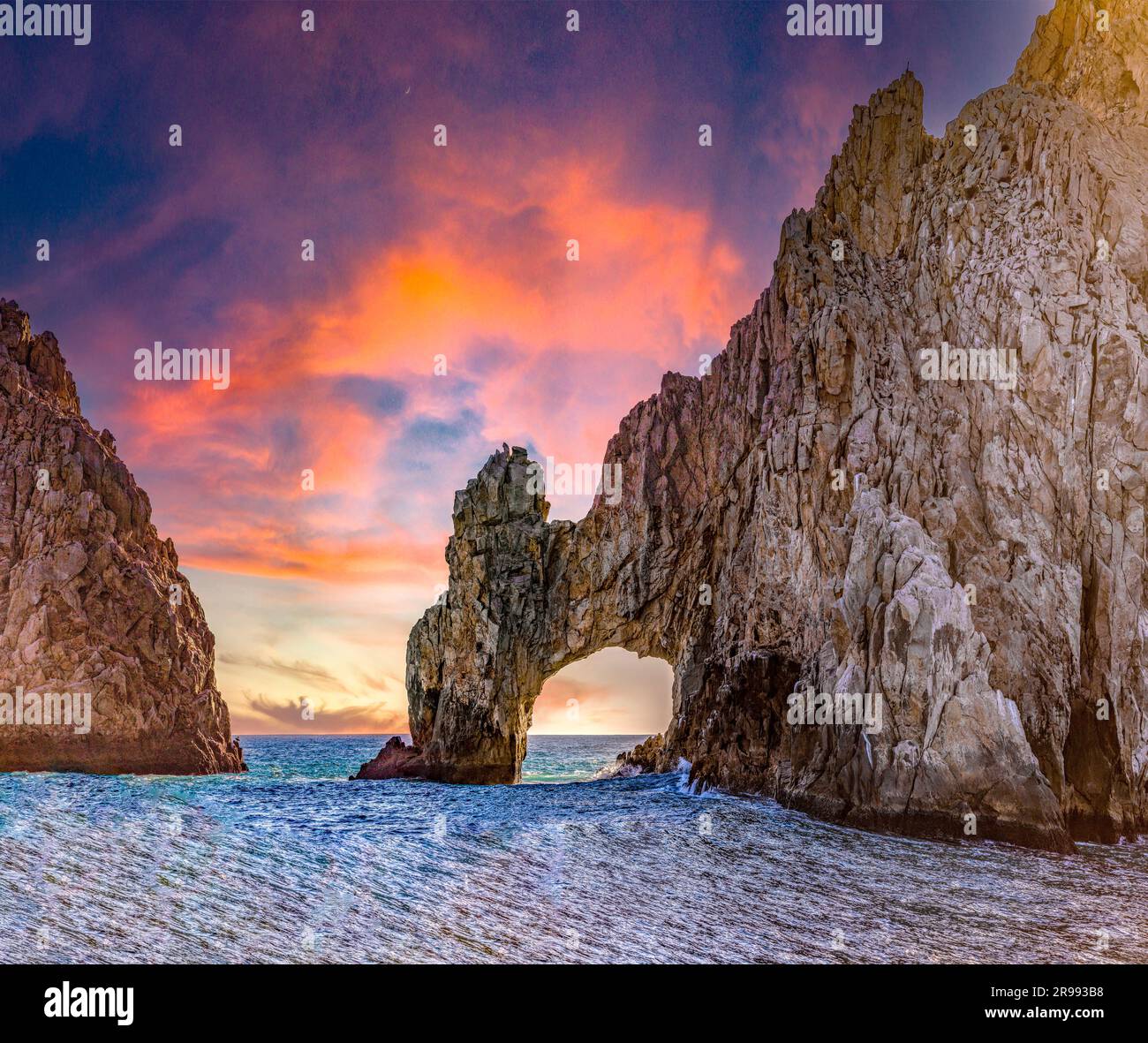 Cape Saint Luke Arch sotto un bellissimo tramonto sul Golfo della ...