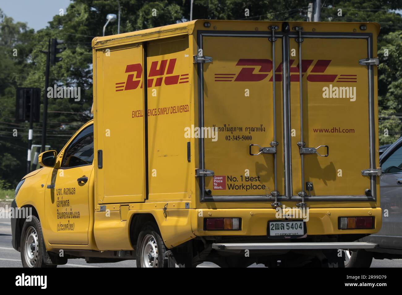 Chiangmai, Thailandia - 1° giugno 2023: Autocarro DHL Express e ...