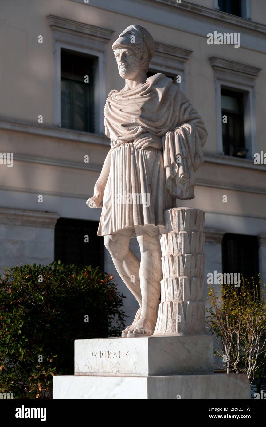 Atene, Grecia - 25 novembre 2021: Statua in marmo di Pericle ad Atene ...