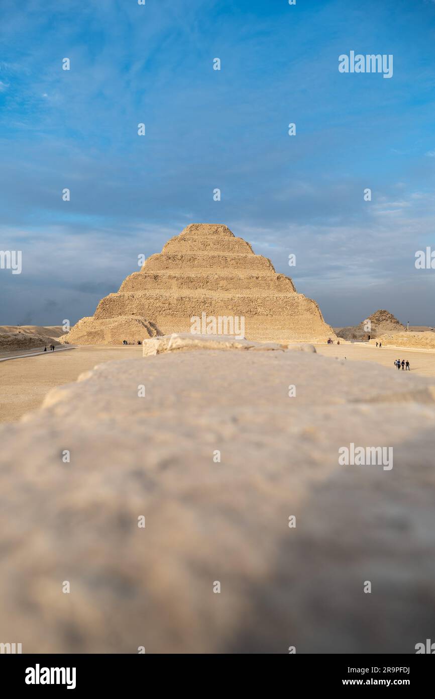 Vista della piramide a gradoni del faraone djoser immagini e fotografie ...