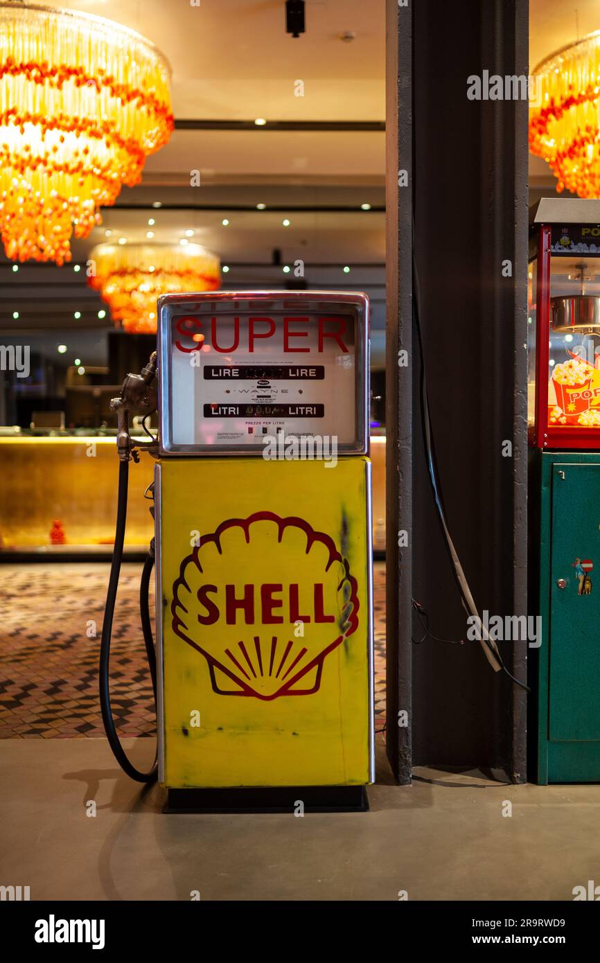 Milano, Italia - 21 aprile 2023: Pompa a benzina o benzina d'epoca ...