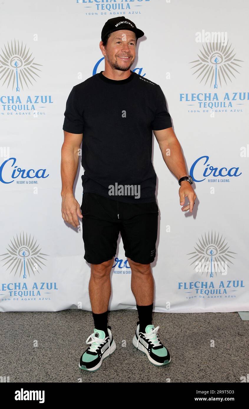 Mark wahlberg e flecha azul tequila al circa bar immagini e fotografie ...