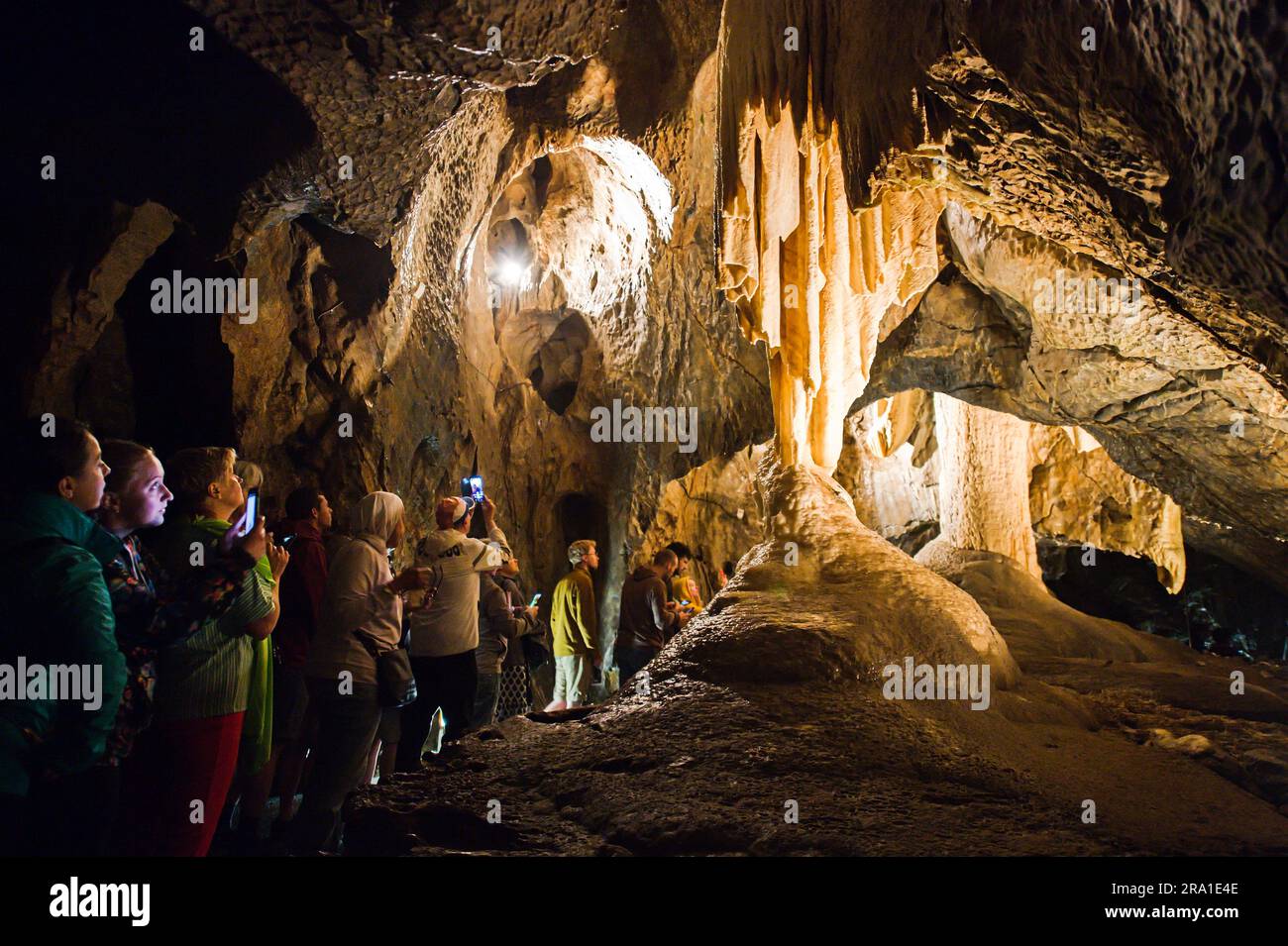 I turisti camminano nelle grotte Punkva (Punkevni) decorate con ...