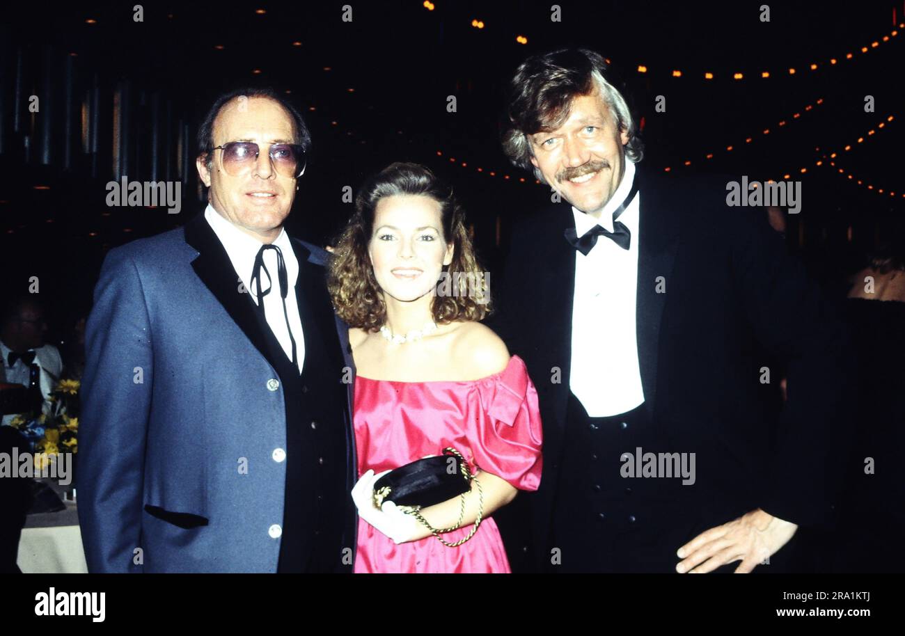 Achim Strietzel mit Ehefrau Daniela und Moderator Carlo von Tiedemann ...