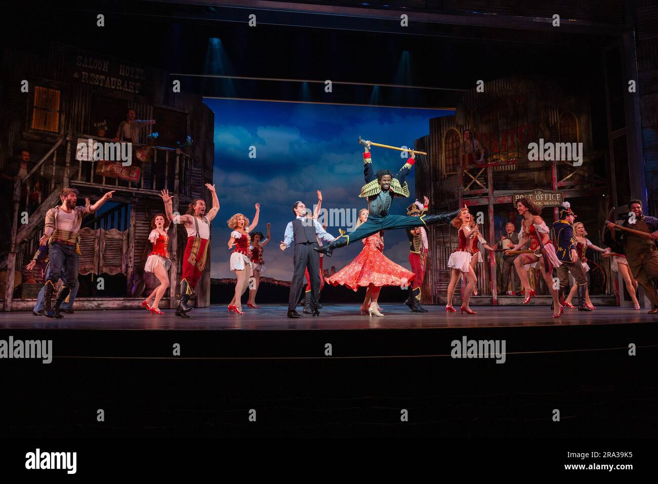 "I Got Rhythm" - centro: Charlie Stemp (Bobby Child), Carly Anderson ...