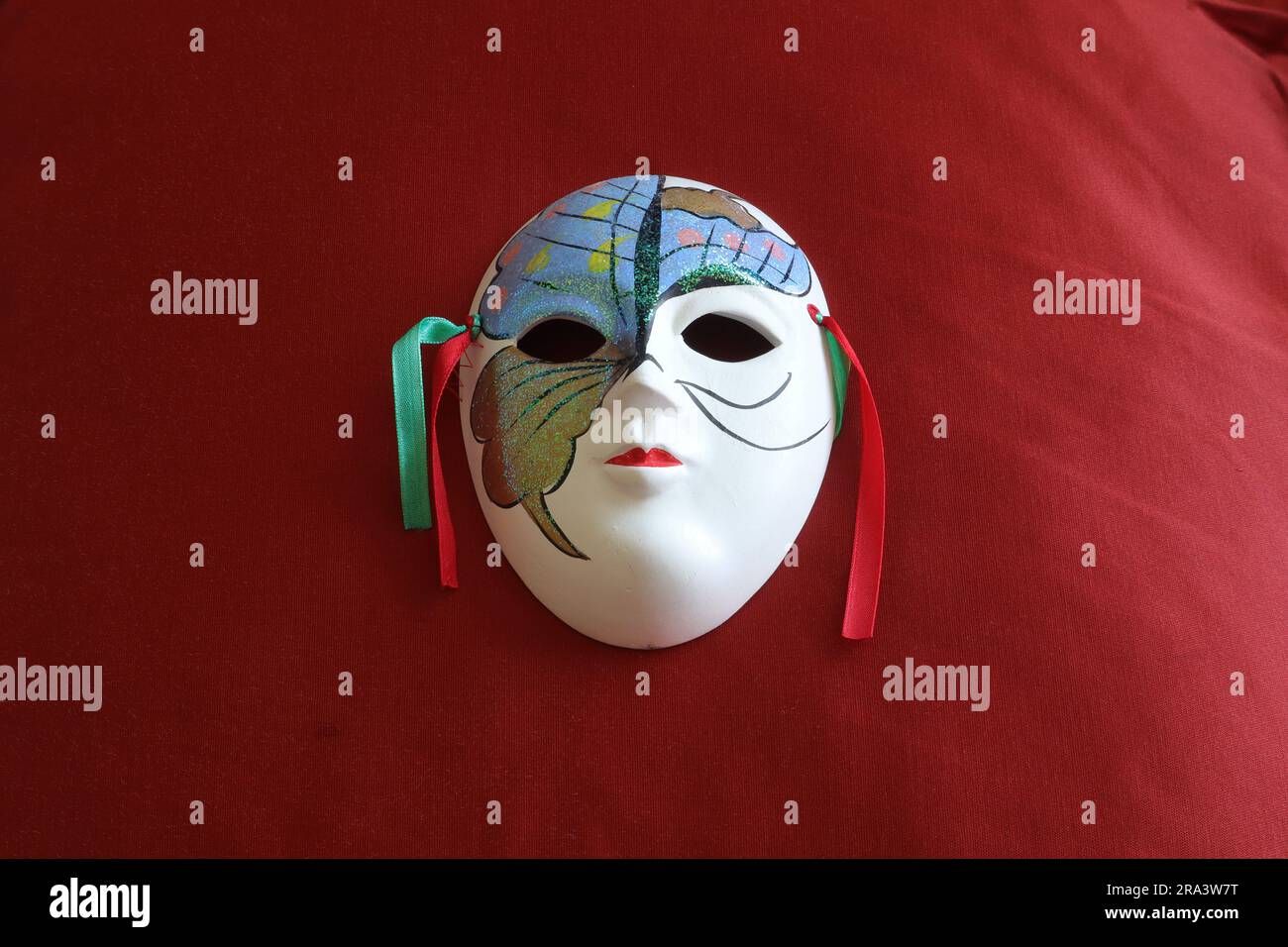 Volto mask immagini e fotografie stock ad alta risoluzione - Alamy