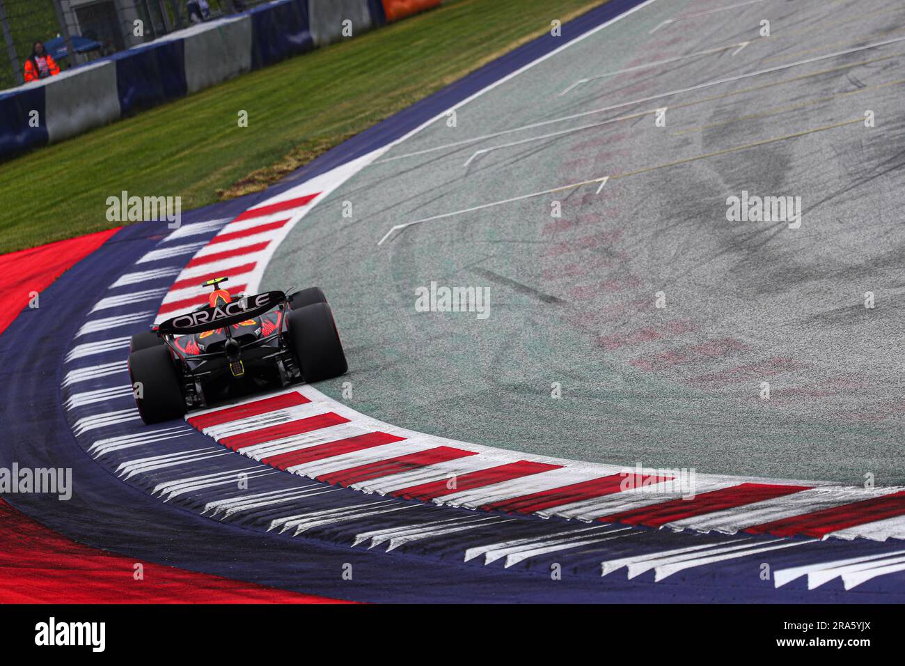 Sergio Perez (mex) Redbull Racing RB19 durante i tiri fuori qualifica ...
