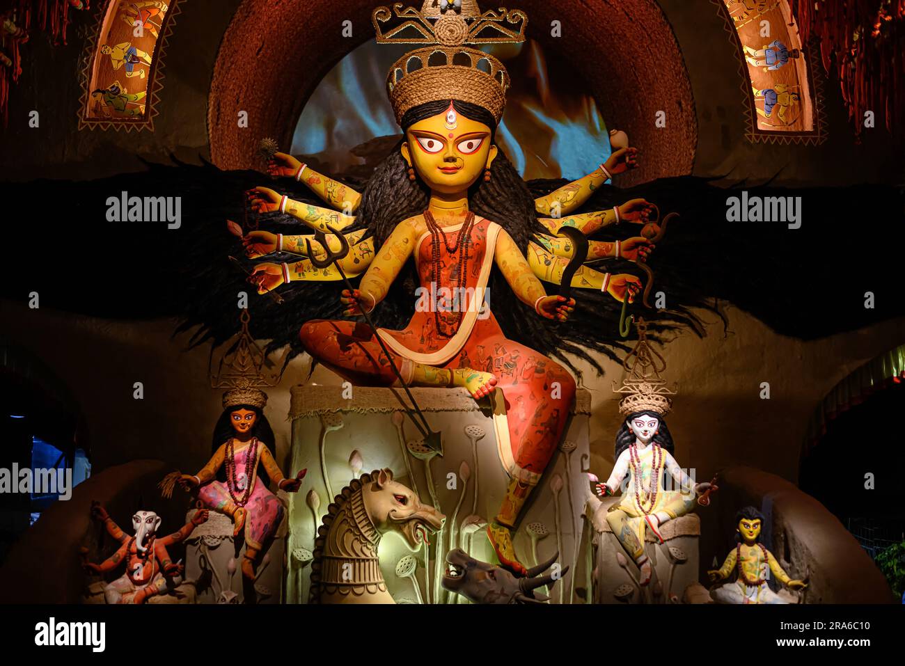 La dea deve Durga idol decorato ad un pandal di puja a Kolkata, Bengala ...