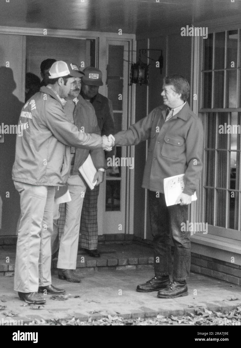 Il presidente Jimmy Carter, in piedi davanti alla porta d'ingresso ...