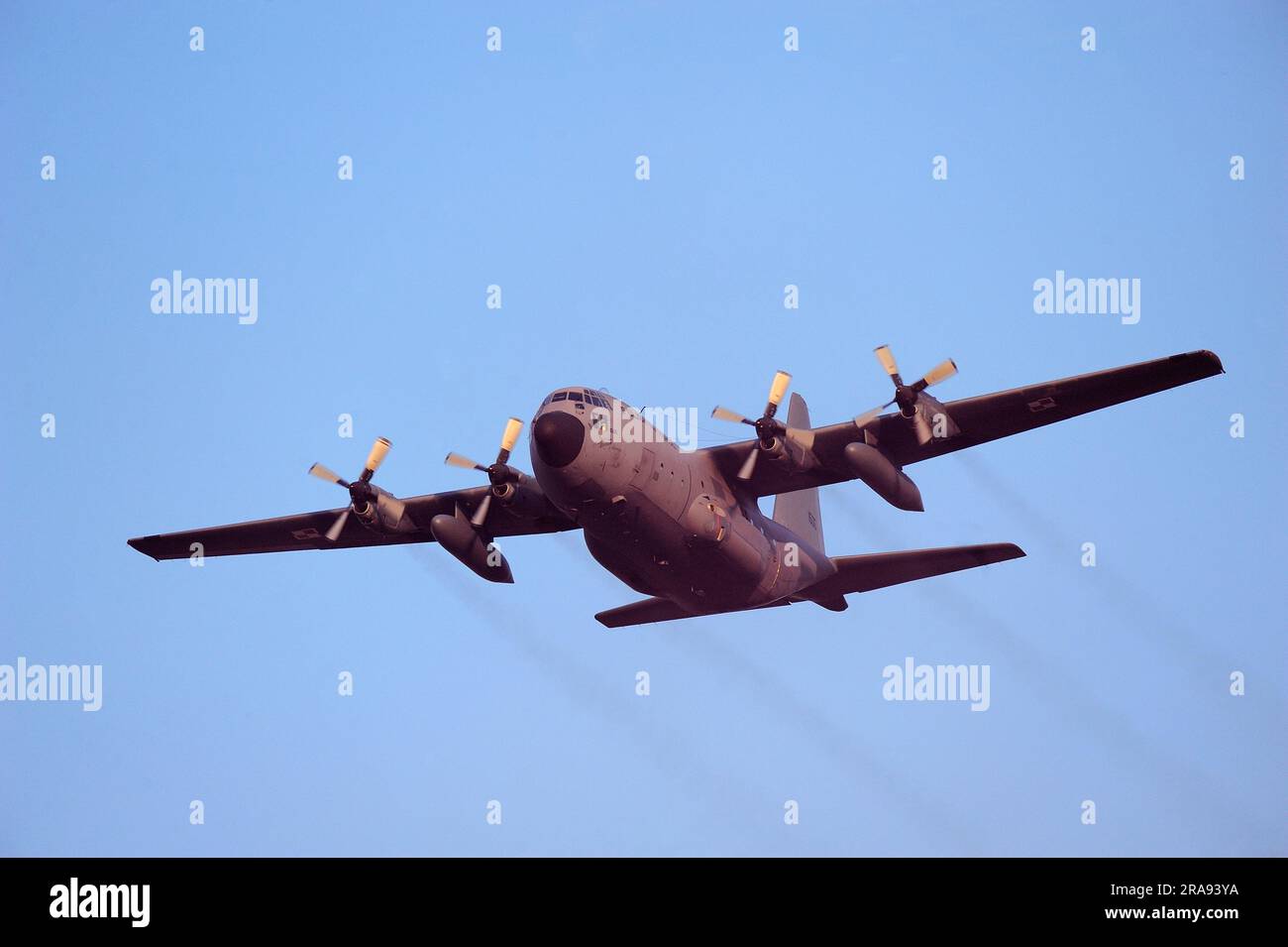 Trasporto aereo militare un trasporto militare lockheed c 130h hercules ...