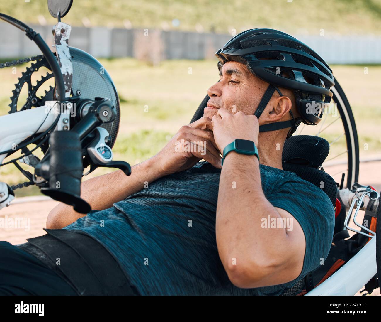 Casco, atleta e uomo con disabilità e bicicletta per gare handicap ...