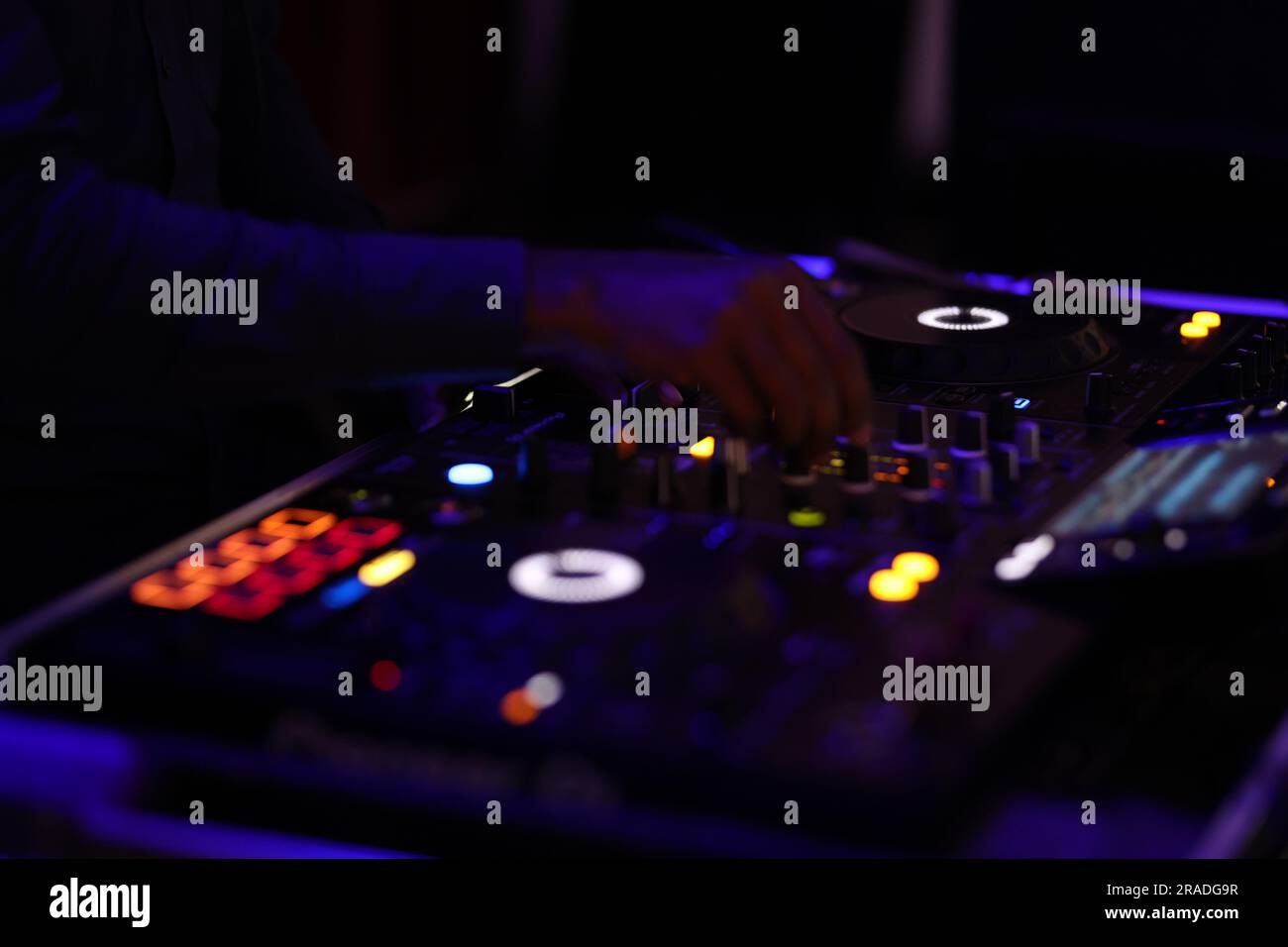 Dj console immagini e fotografie stock ad alta risoluzione - Alamy