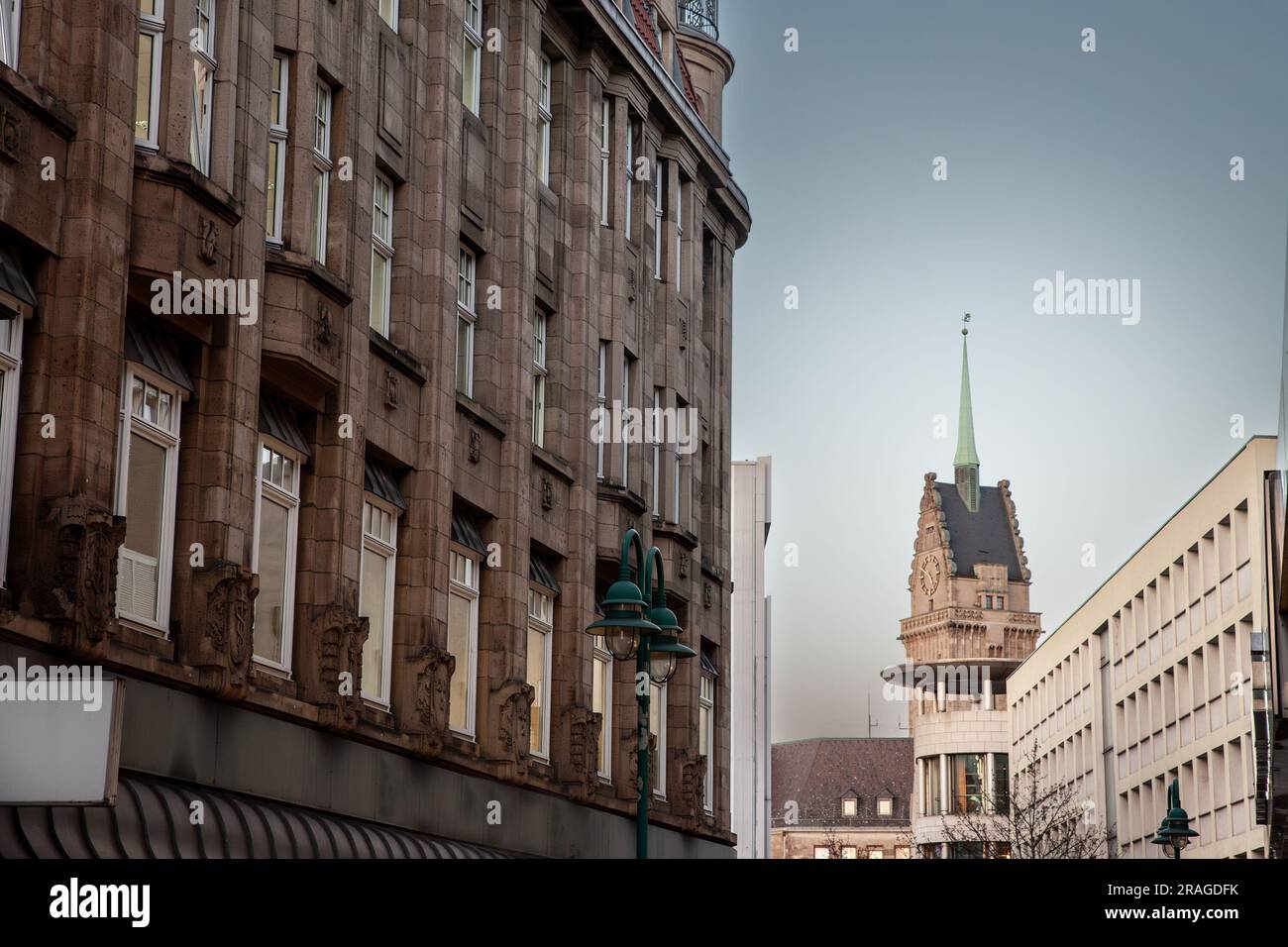Foto del rathaus duisburg dietro gli edifici residenziali del centro ...