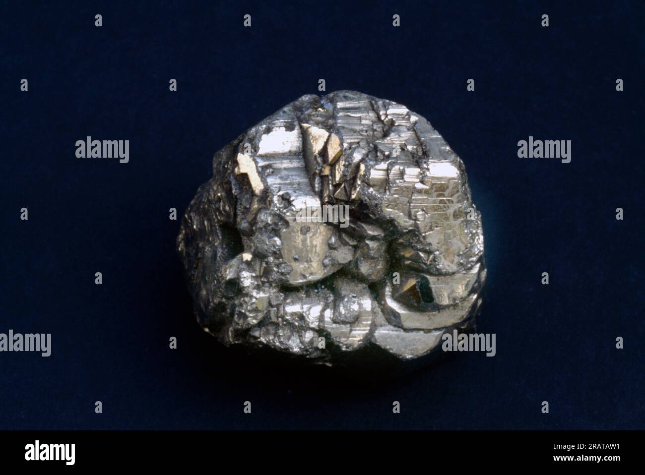 Pyrite mineral immagini e fotografie stock ad alta risoluzione - Alamy