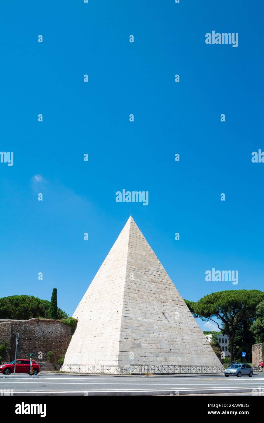 Roma, Lazio, Italia, la piramide di Cestio (Piramide di Caio Cestio o ...