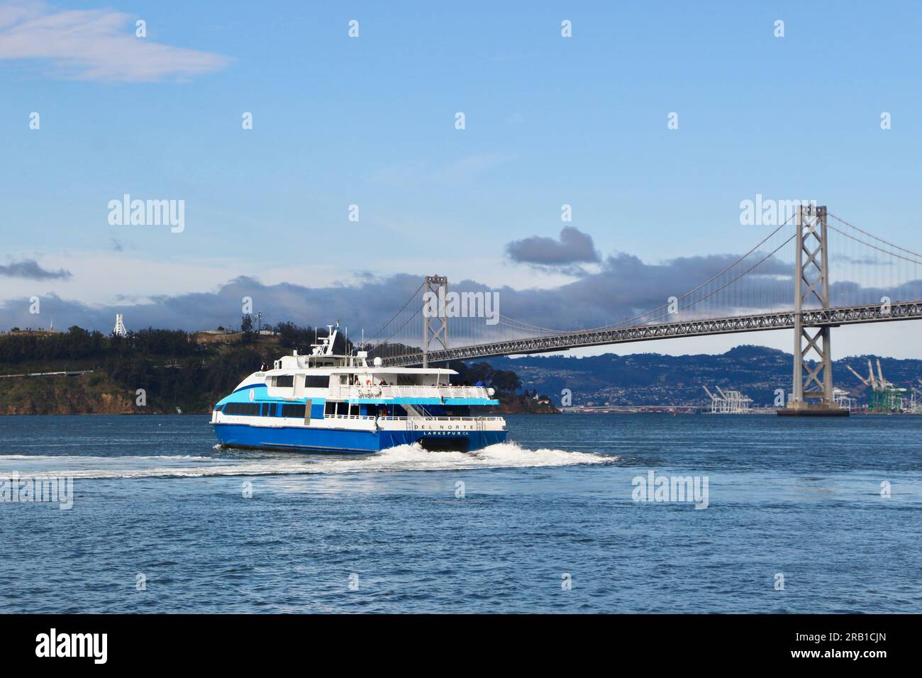 Traghetto ad alta velocità del Norte che lascia il terminal dei ...