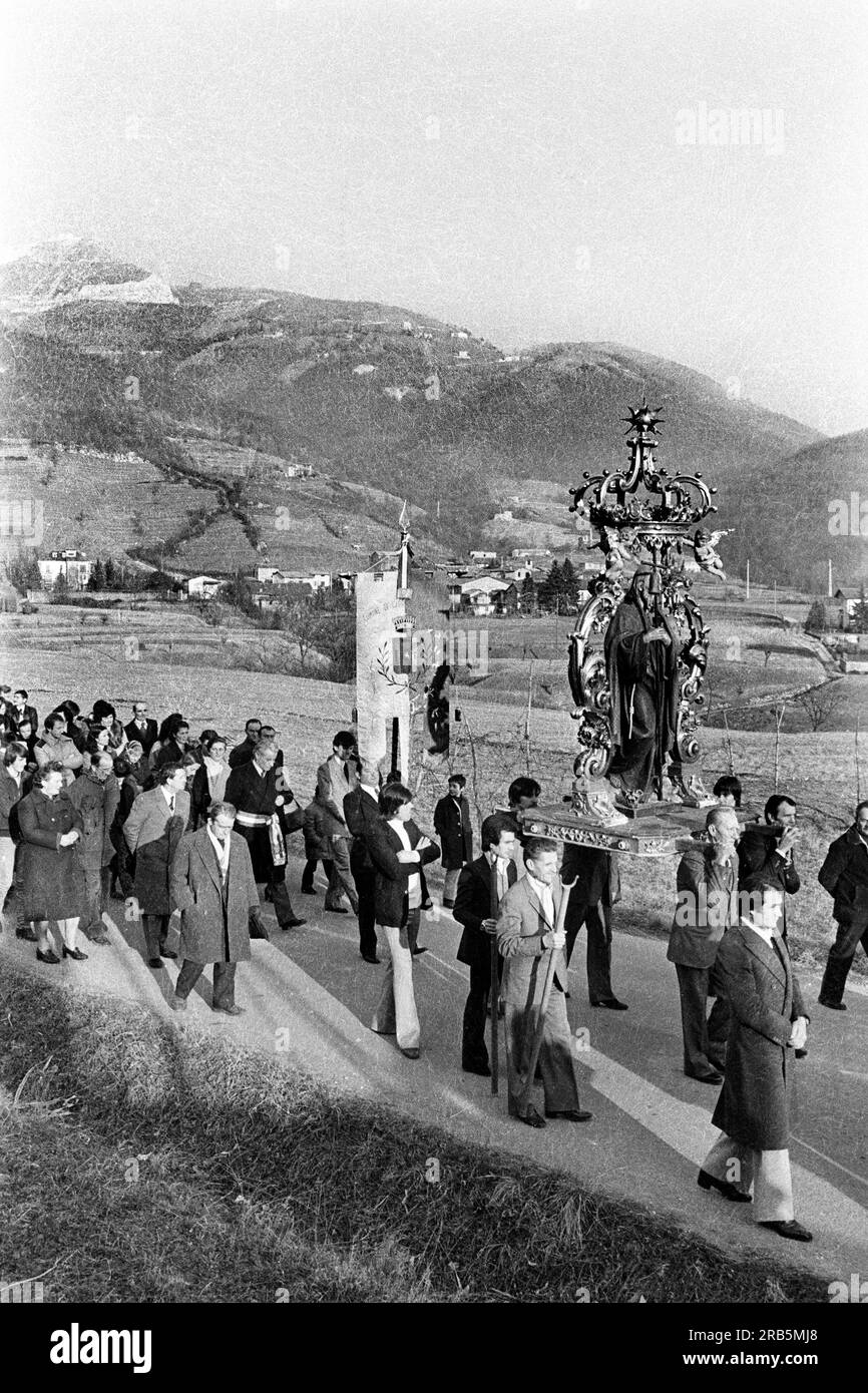 Costumbres y tradiciones religiosas Foto e Immagini Stock in Bianco e ...