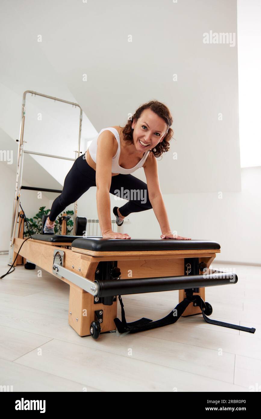 Reformer pilates plank immagini e fotografie stock ad alta risoluzione ...
