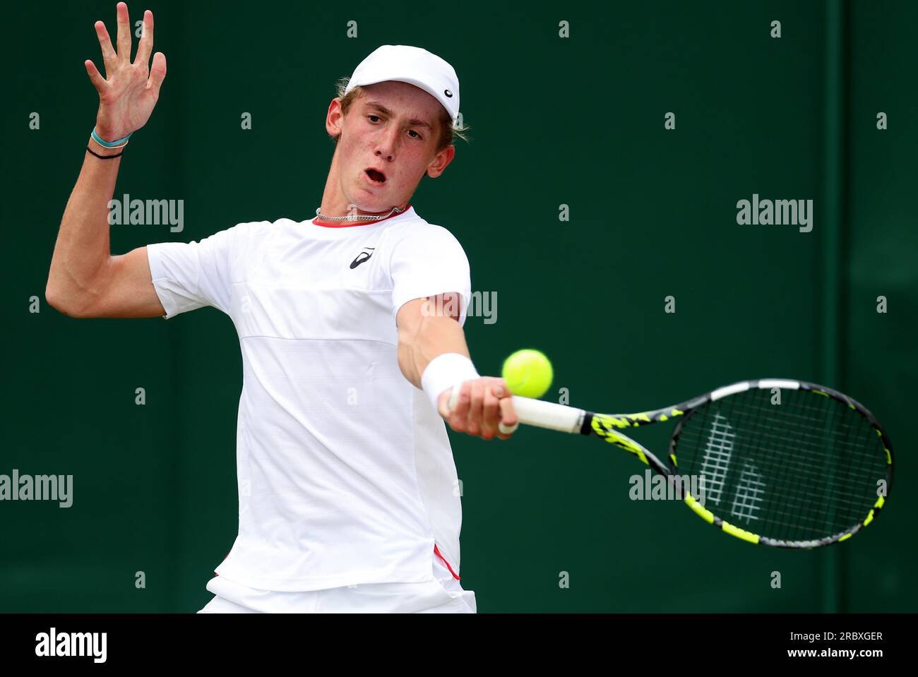 Henry Searle in azione contro Manas Dhamne (non nella foto) il giorno ...