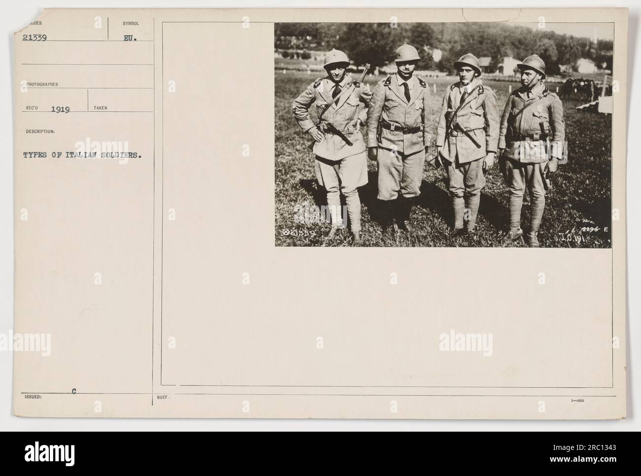 Soldati italiani in posa per una fotografia. L'immagine è stata ...