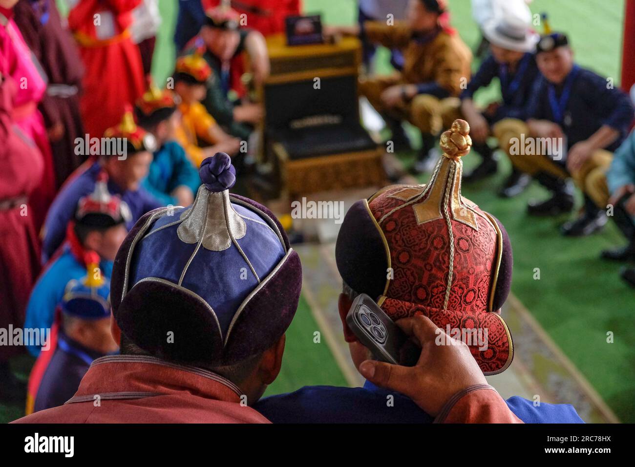 Men in traditional mongolian costume immagini e fotografie stock ad ...