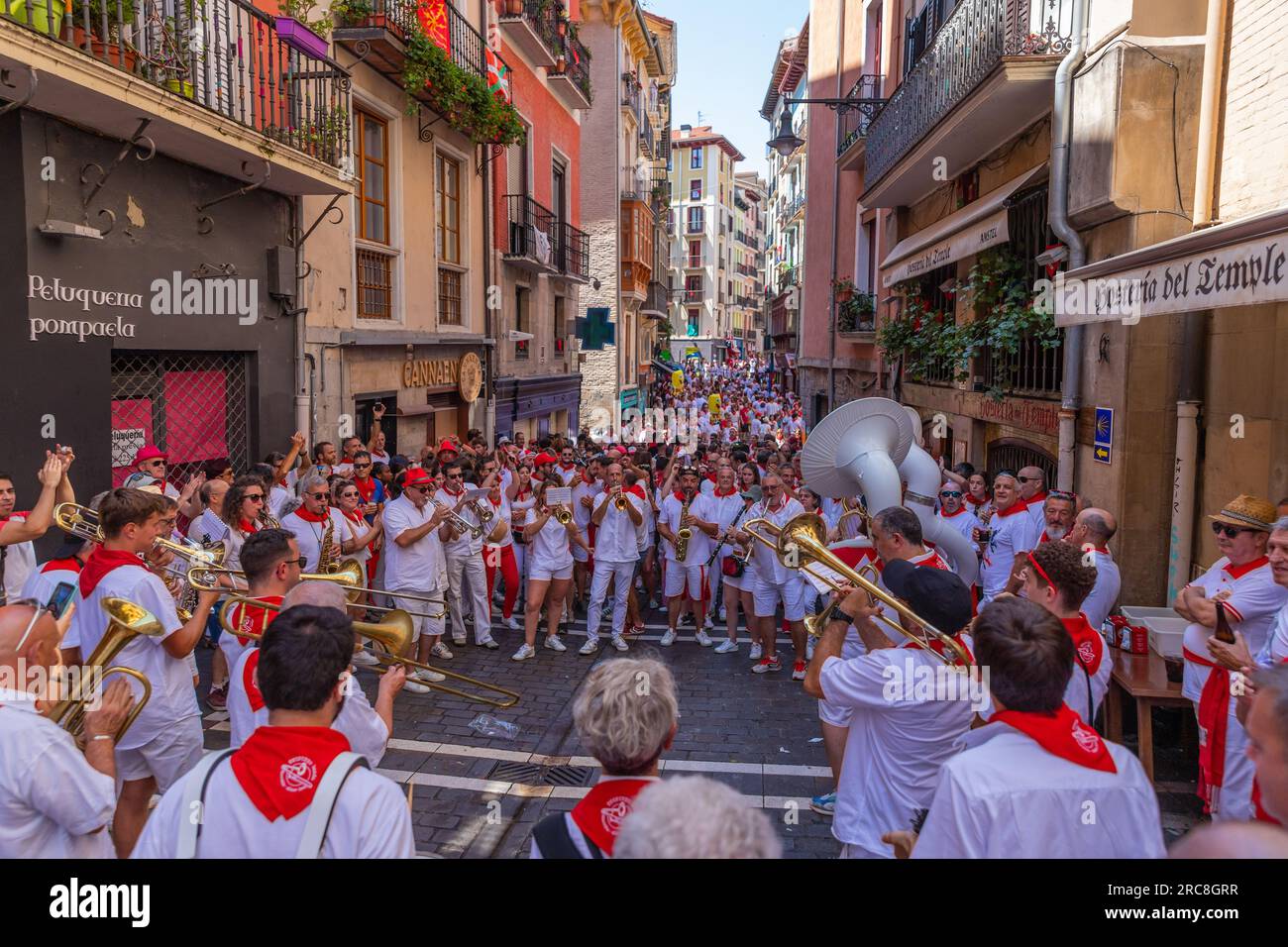 Pamplona, Spagna: 09 luglio 2023: La gente festeggia il festival di San Fermin in abiti bianchi ...