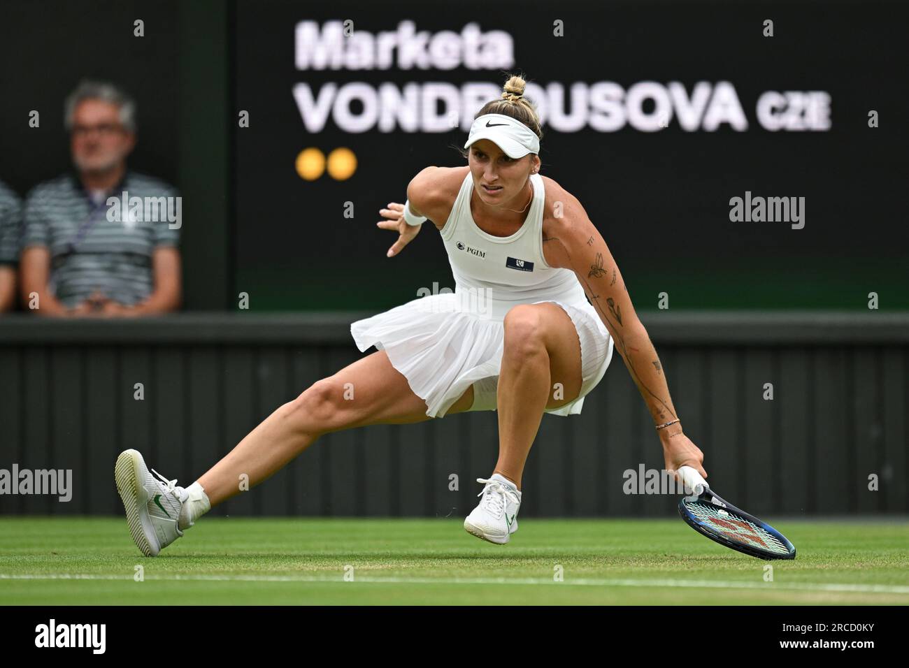 La tennista ceca Marketa Vondrousova in azione durante la semifinale ...