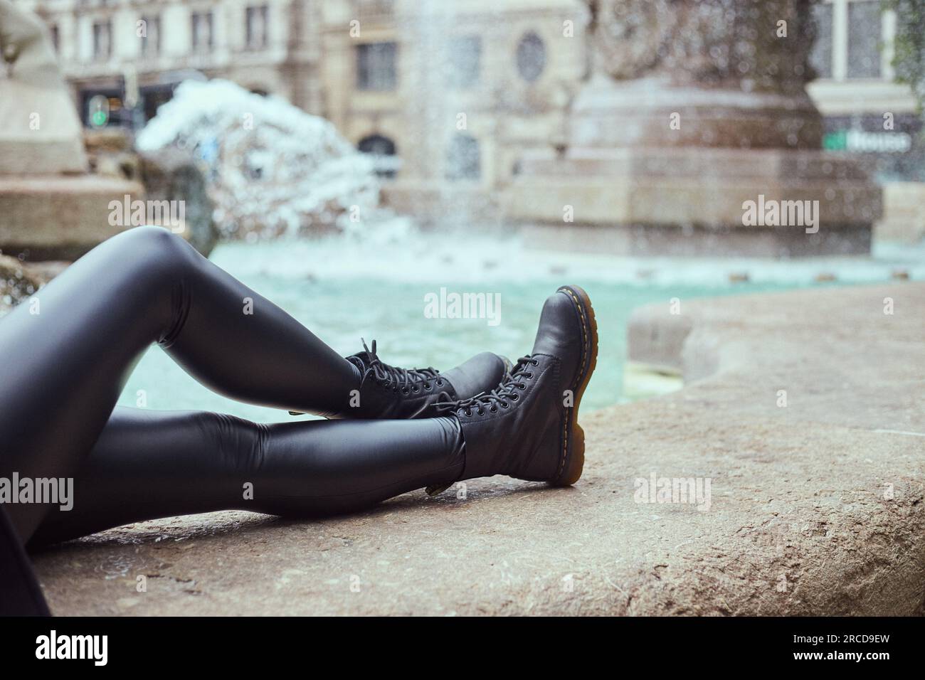 Gambe sul muro immagini e fotografie stock ad alta risoluzione - Alamy