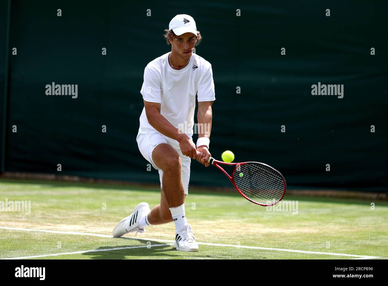 Mark Ceban in azione contro Svit Suljic durante la finale di singolare ...