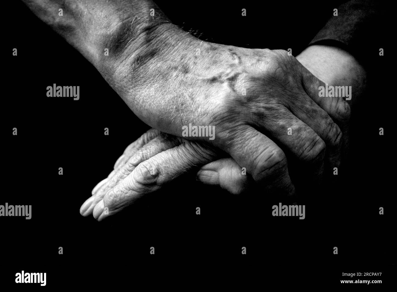 Coppia di anziani che si tengono per mano Foto e Immagini Stock in ...