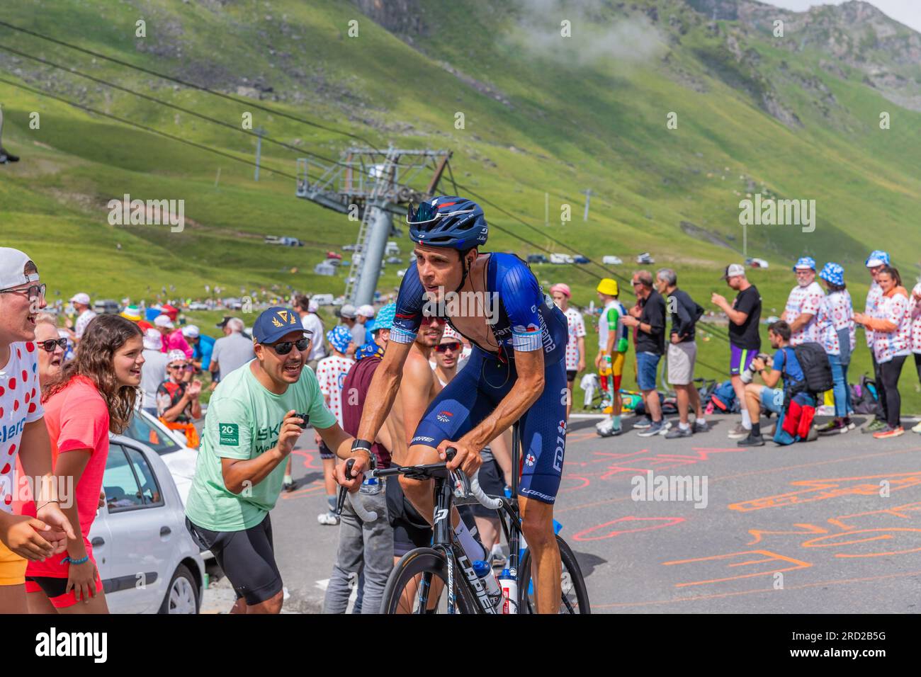 Col du Tourmalet, Francia - 06 luglio 2023: Kevin Geniets raggiunge il ...