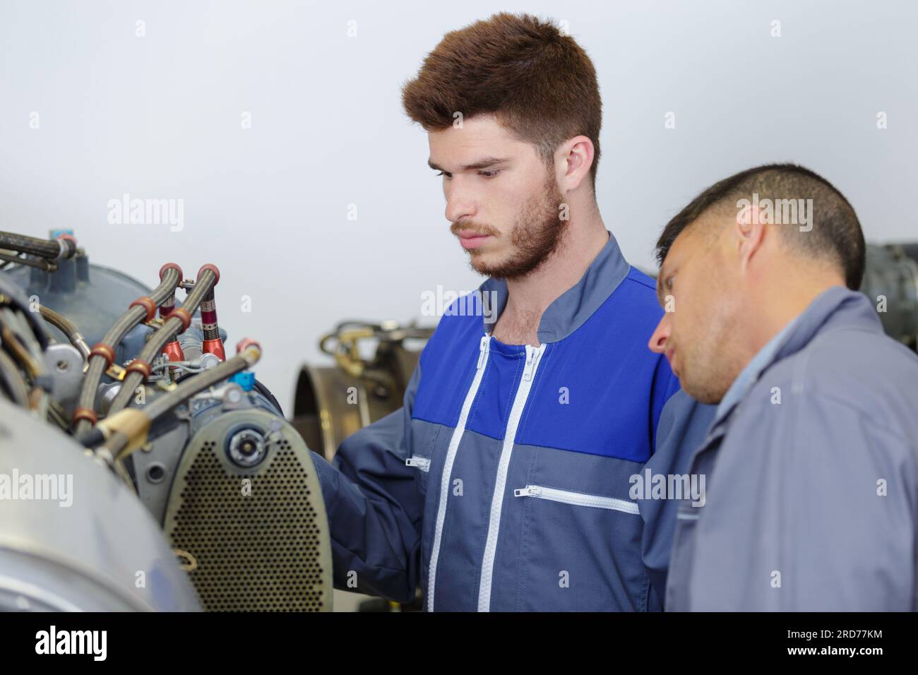 Meccanici in uniforme immagini e fotografie stock ad alta risoluzione ...