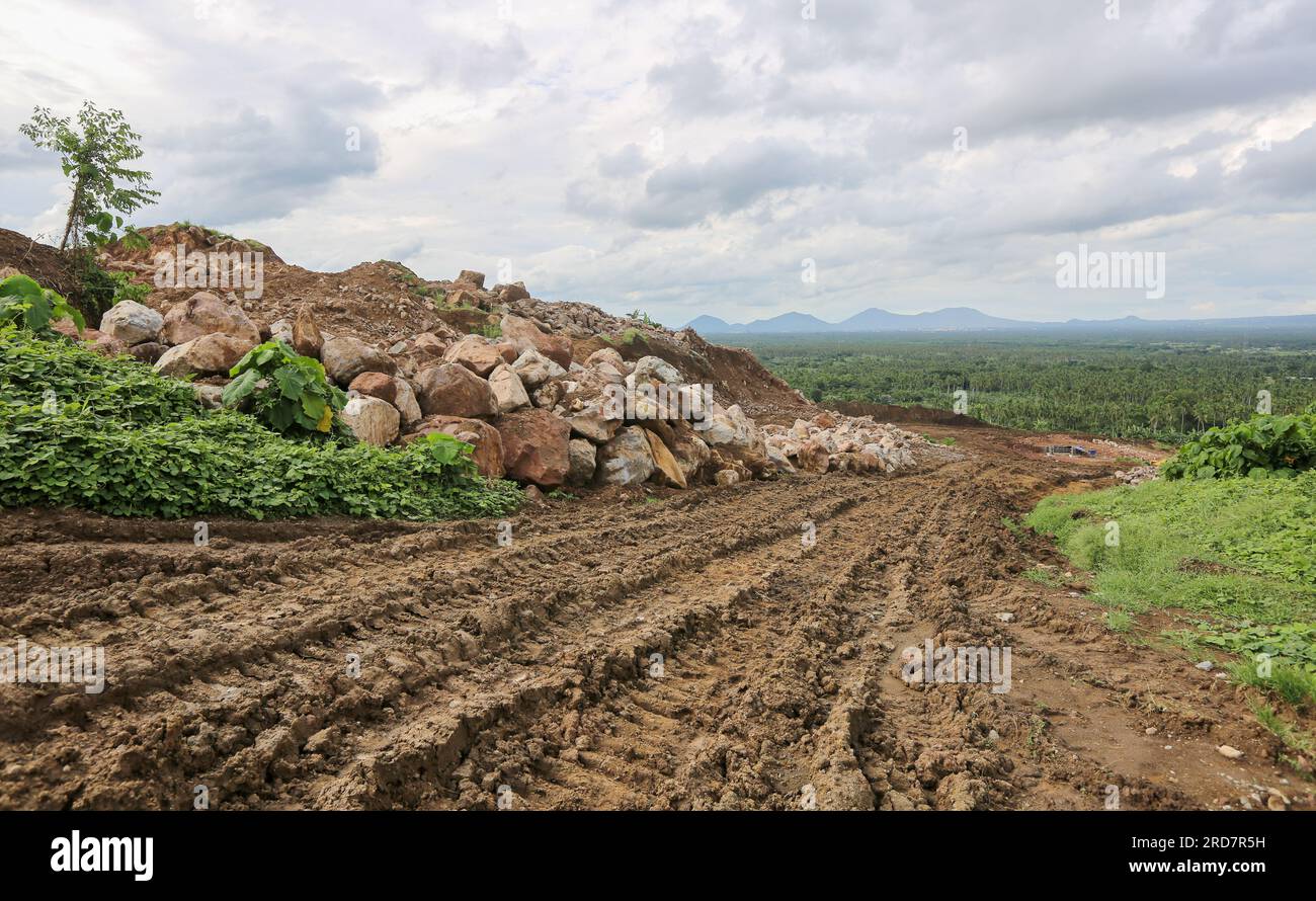 Catena montuosa di Malepunyo, Filippine. 19 luglio 2023: Cava in ...