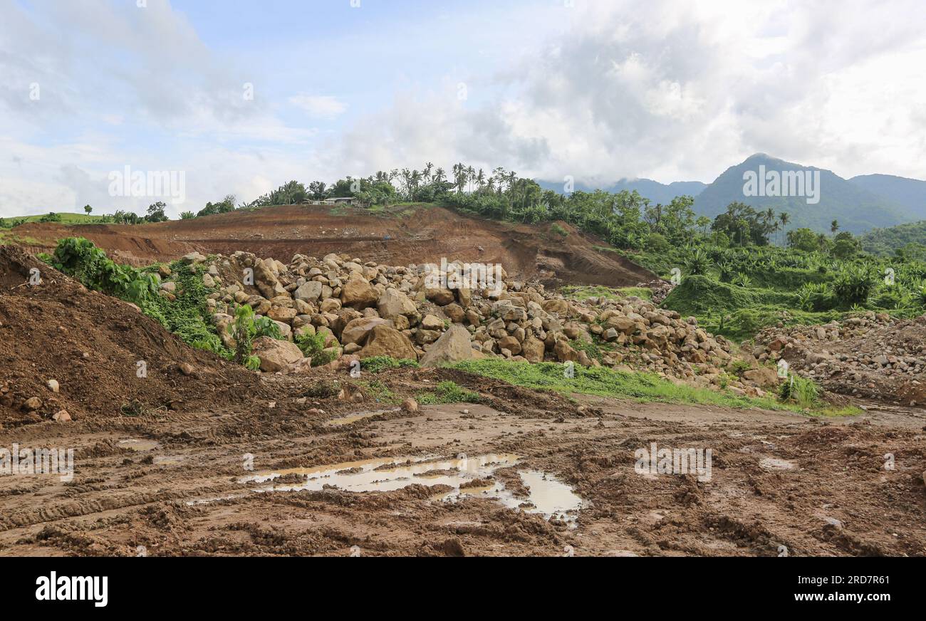 Catena montuosa di Malepunyo, Filippine. 19 luglio 2023: Cava in ...