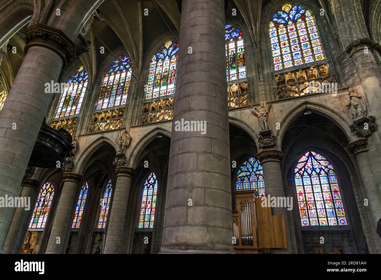 Archi della navata e vetrate colorate, Chiesa di nostra Signora delle ...