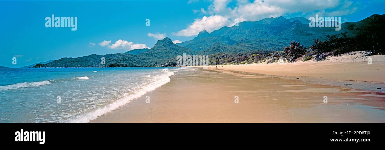 Costa frastagliata delle onde lontane immagini e fotografie stock ad ...