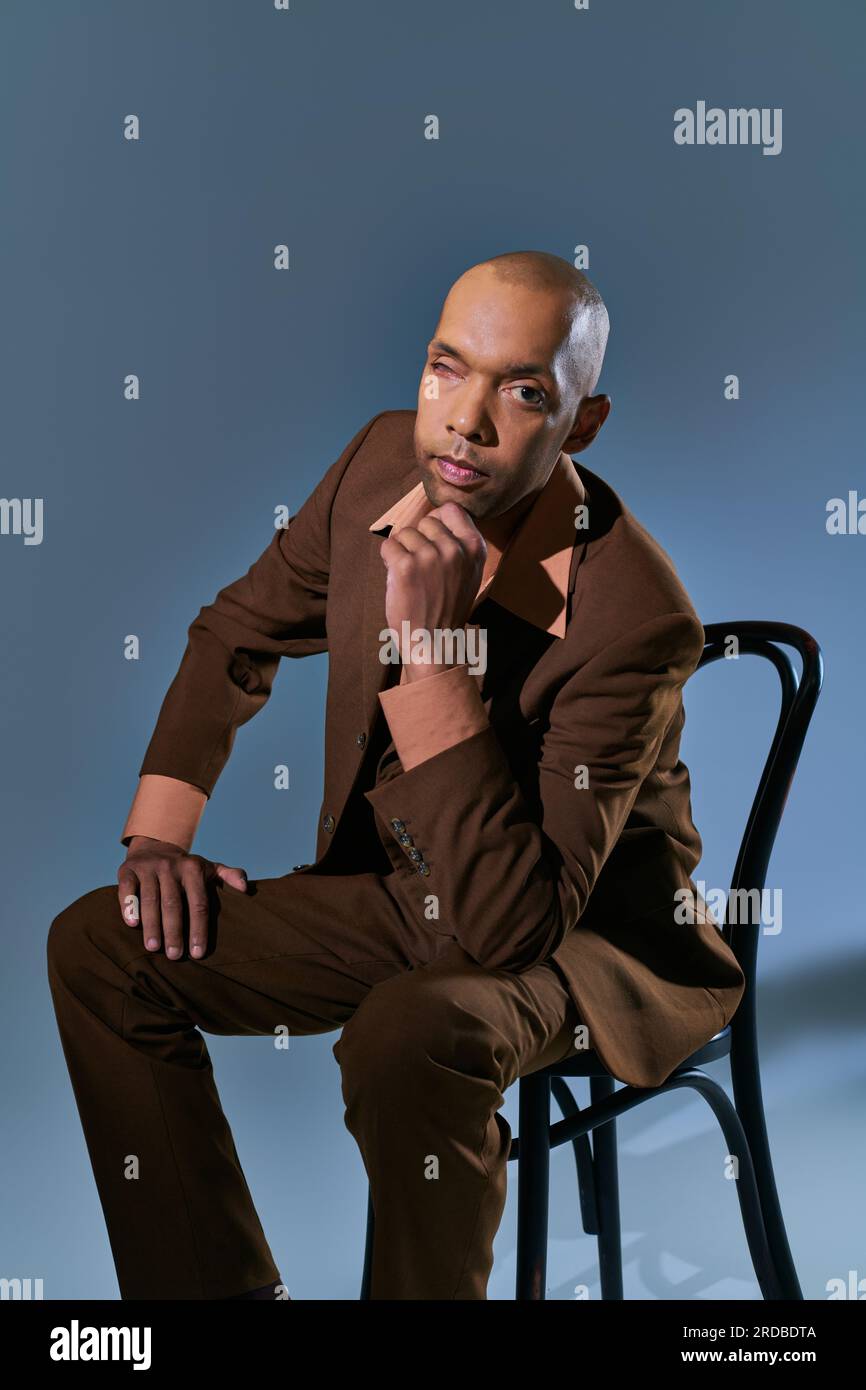 persone reali, uomo afro-americano audace con sindrome di miastenia ...