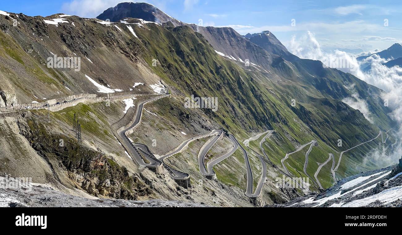 Curva a tornante strada dello stelvio immagini e fotografie stock ad ...
