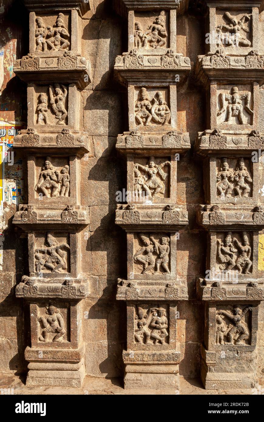Il muro di gopura mostra tutte le 108 posture di danza del Natya ...