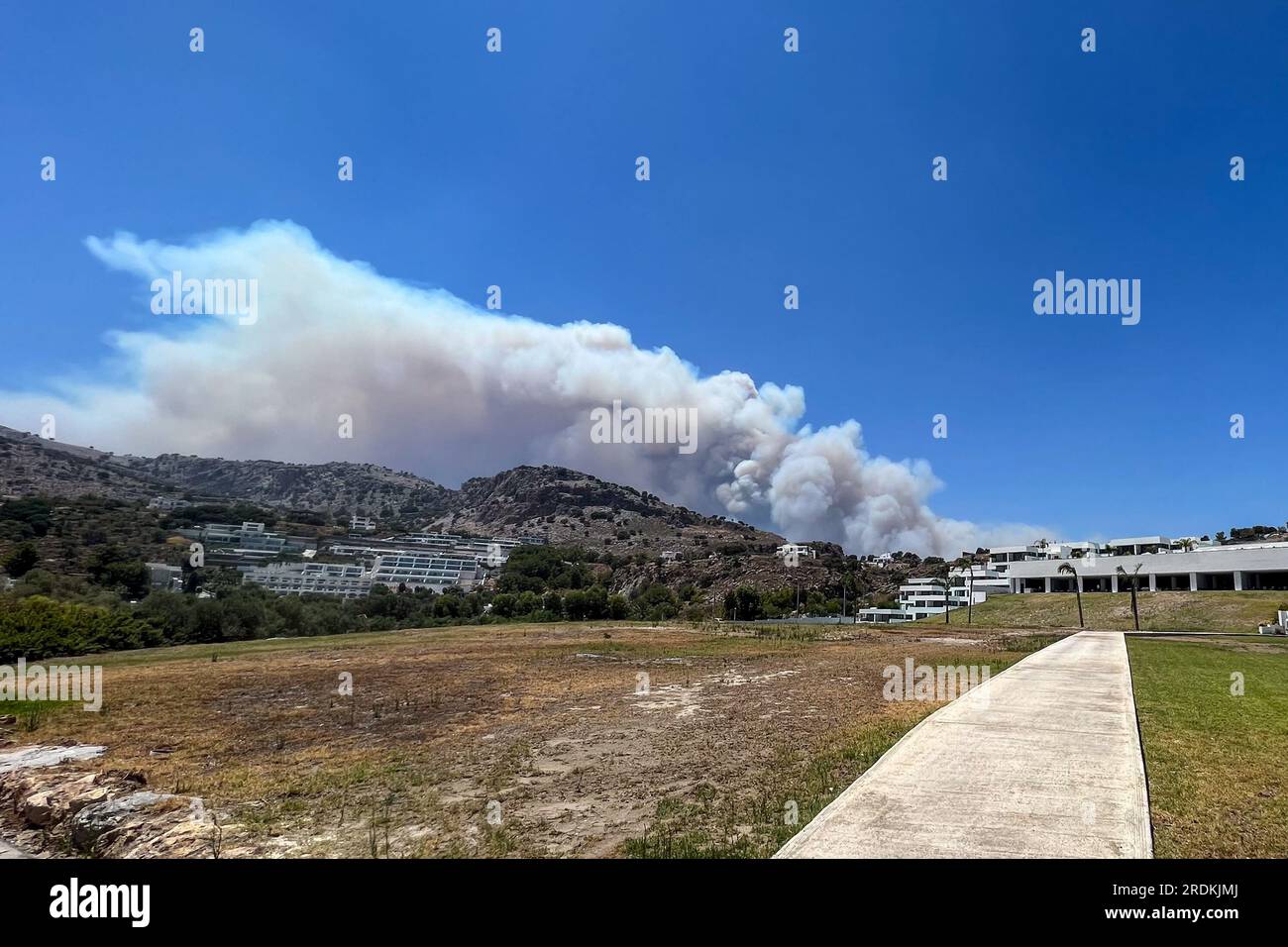 Fumo proveniente dai telai di Wildfire sull'isola di Rodi quando ...