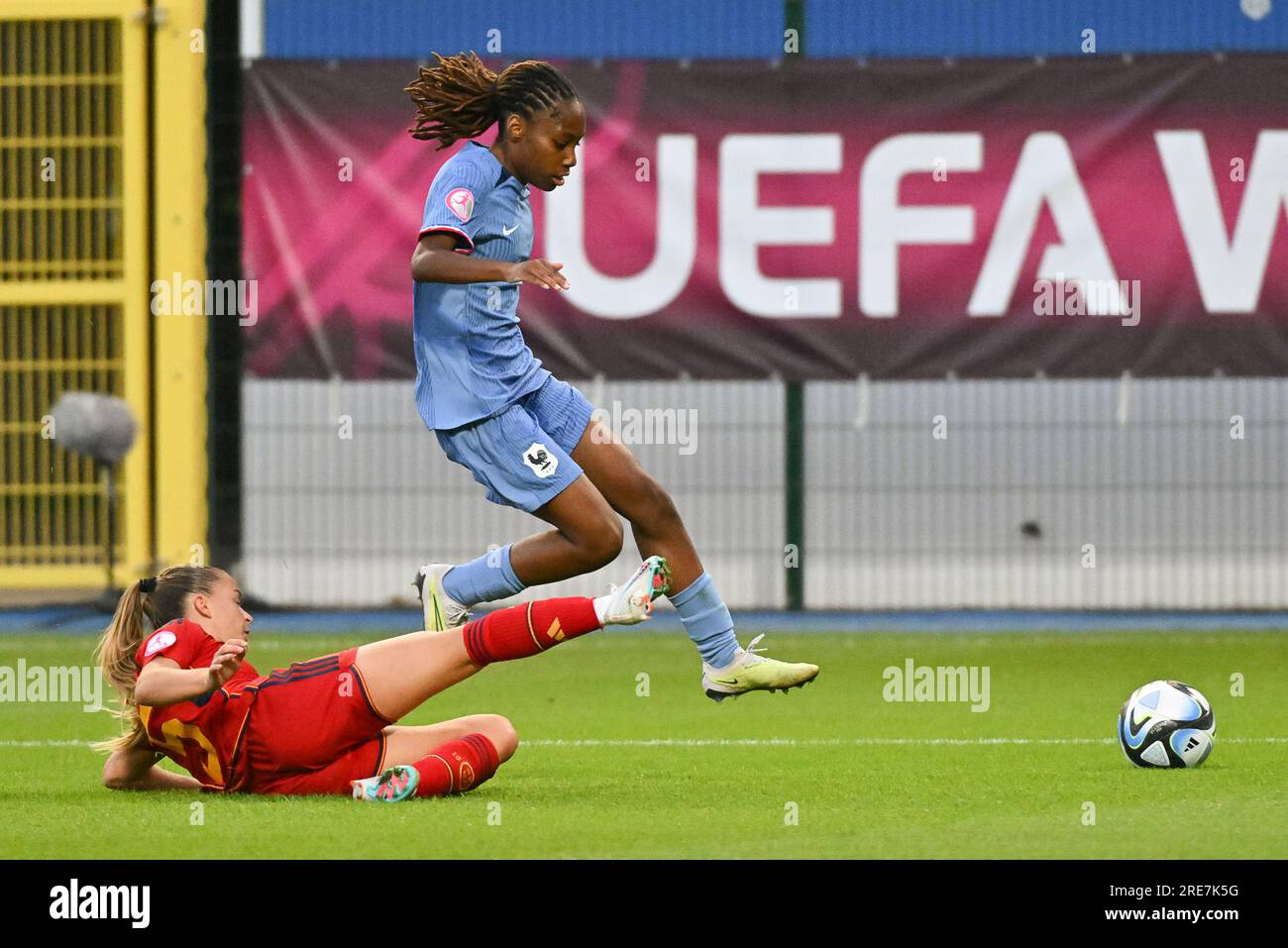 Sara Ortega (15) della Spagna e Tara Elimbi Gilbert (11) della Francia ...