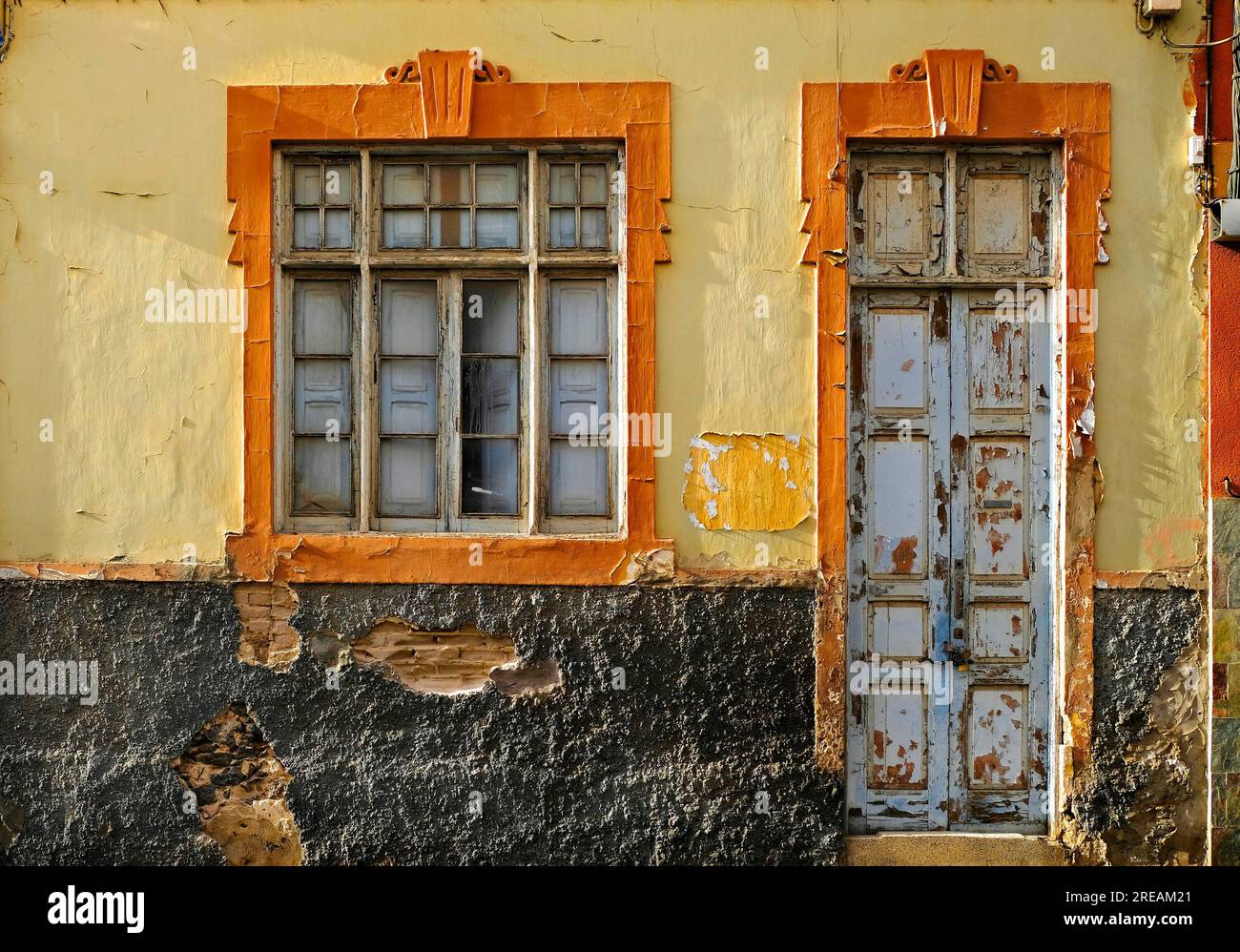 Villa gialla abbandonata immagini e fotografie stock ad alta ...