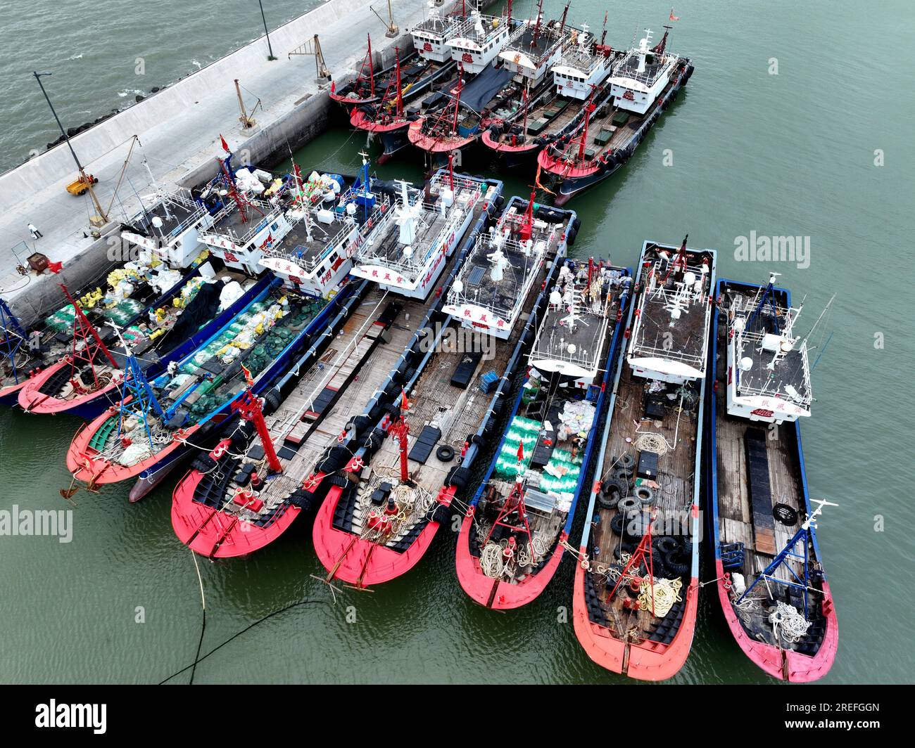 LIANYUNGANG, CINA - 28 LUGLIO 2023 - Un gran numero di barche da pesca ...