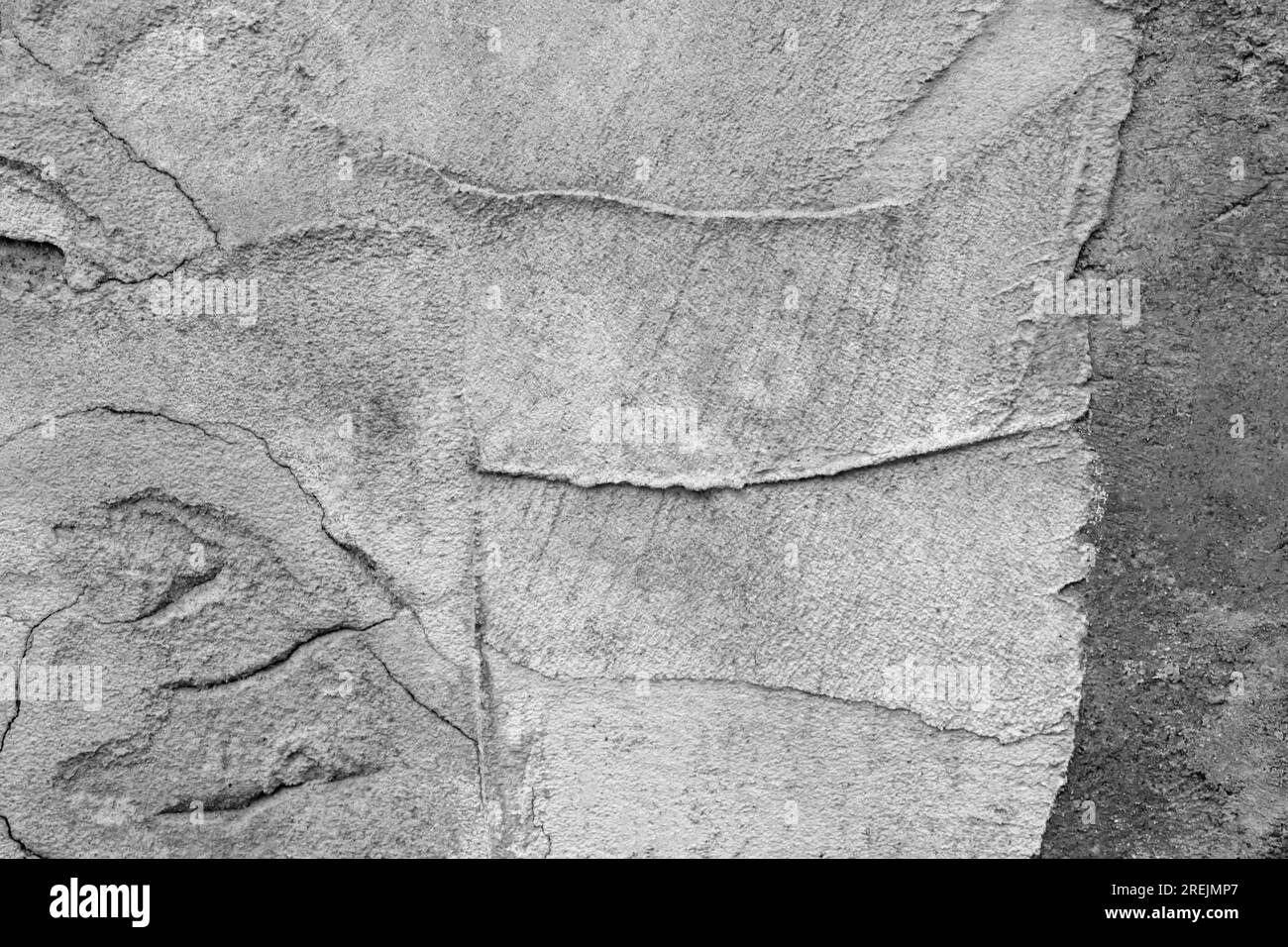 Parete ruvida invecchiata con intonaco danneggiato in un vecchio ...